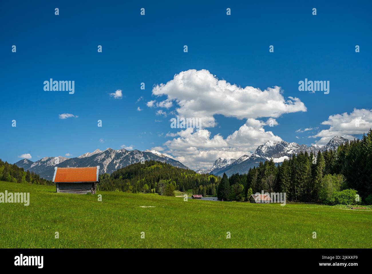 Bergsee Geroldsee Wagenbrüchsee, im Hintergrund mit Blick auf die Berge ...