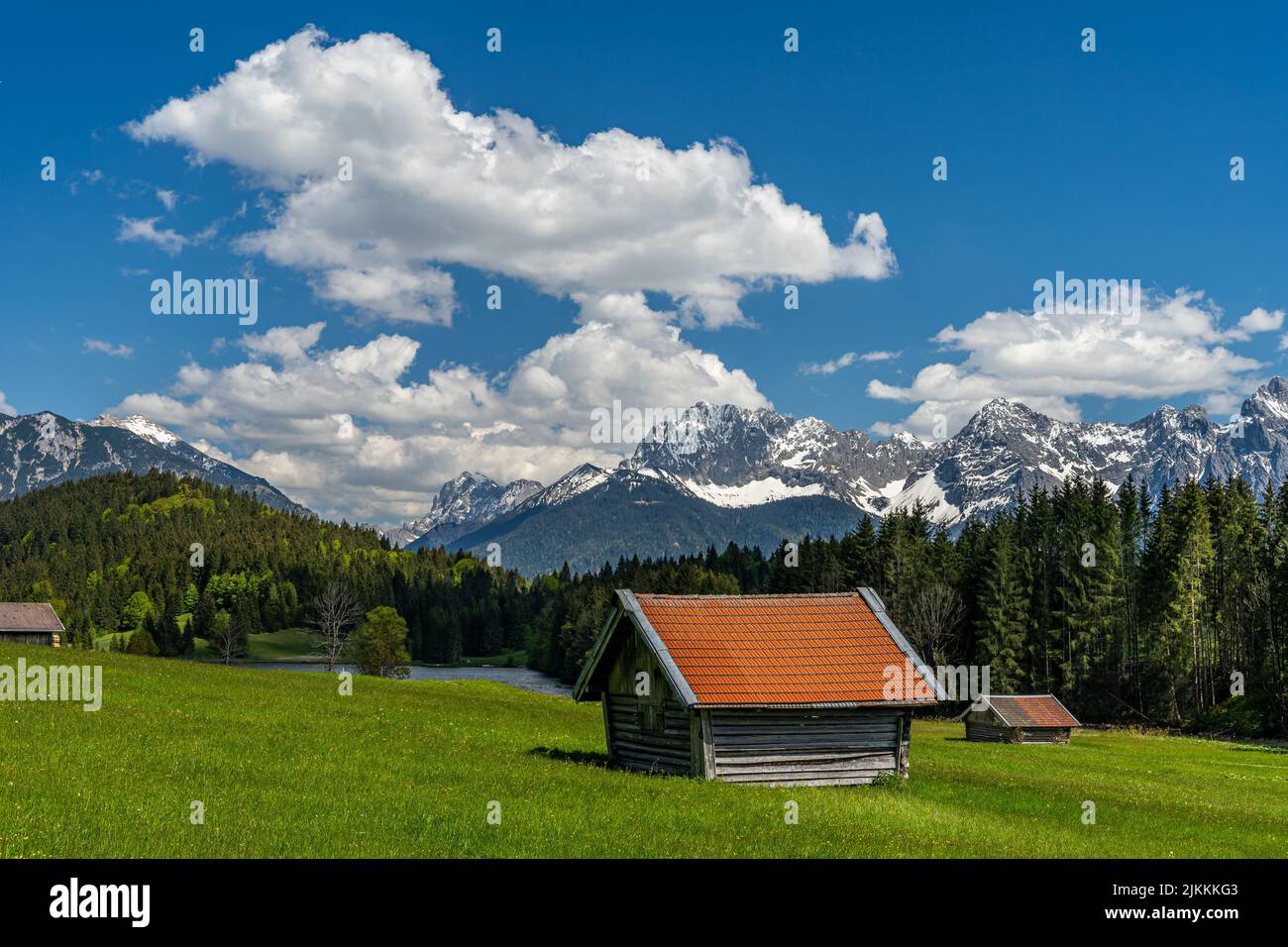 Bergsee Geroldsee Wagenbrüchsee, im Hintergrund mit Blick auf die Berge ...
