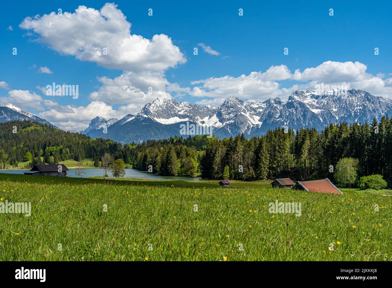 Bergsee Geroldsee Wagenbrüchsee, im Hintergrund mit Blick auf die Berge ...
