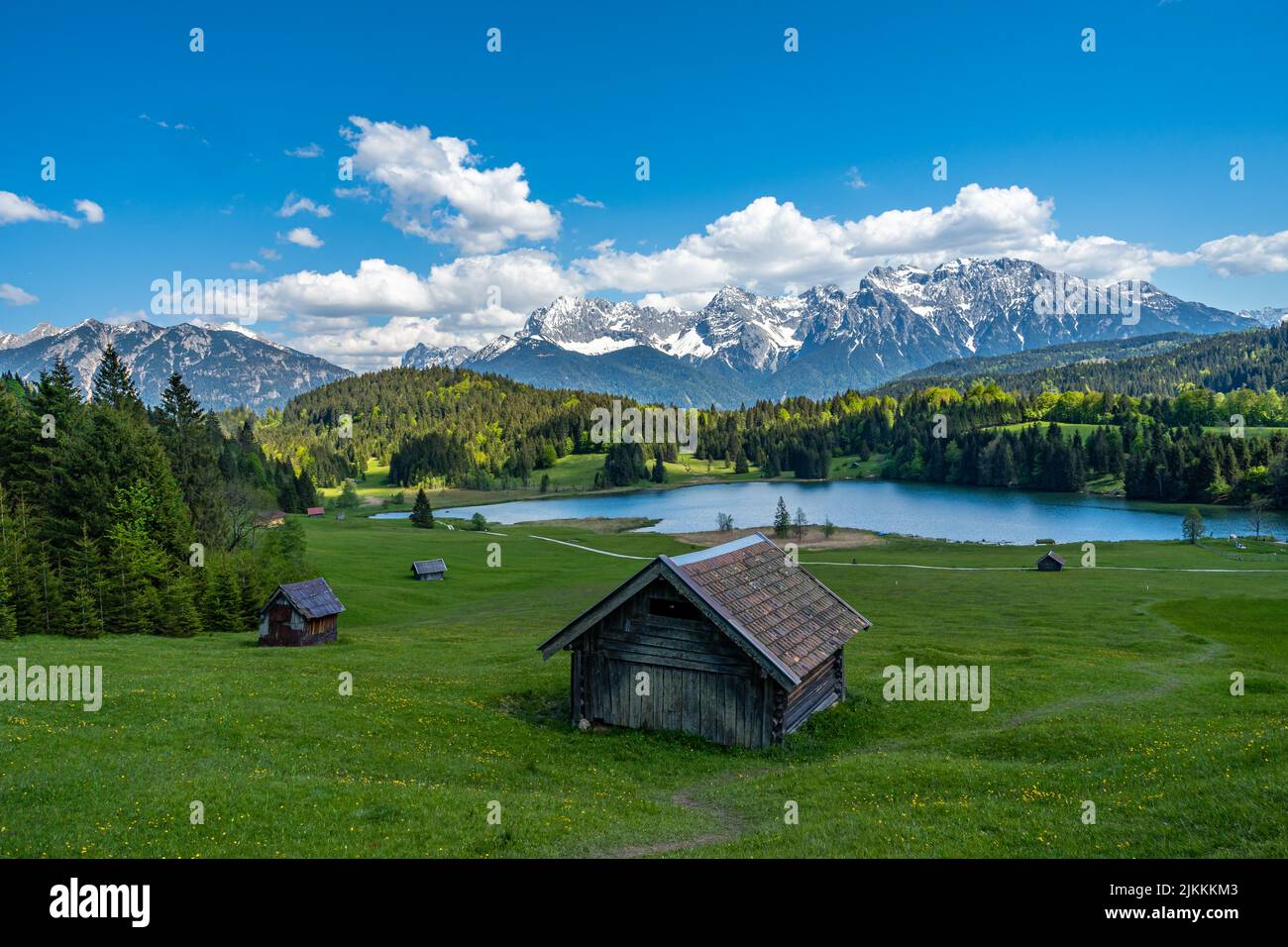 Bergsee Geroldsee Wagenbrüchsee, im Hintergrund mit Blick auf die Berge ...