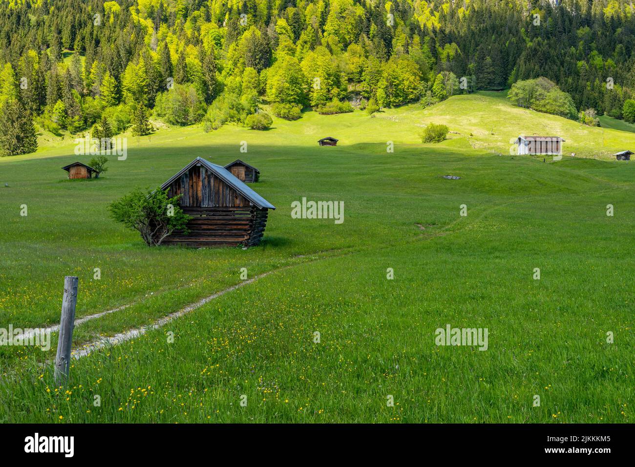 Bergsee Geroldsee Wagenbrüchsee, im Hintergrund mit Blick auf die Berge ...