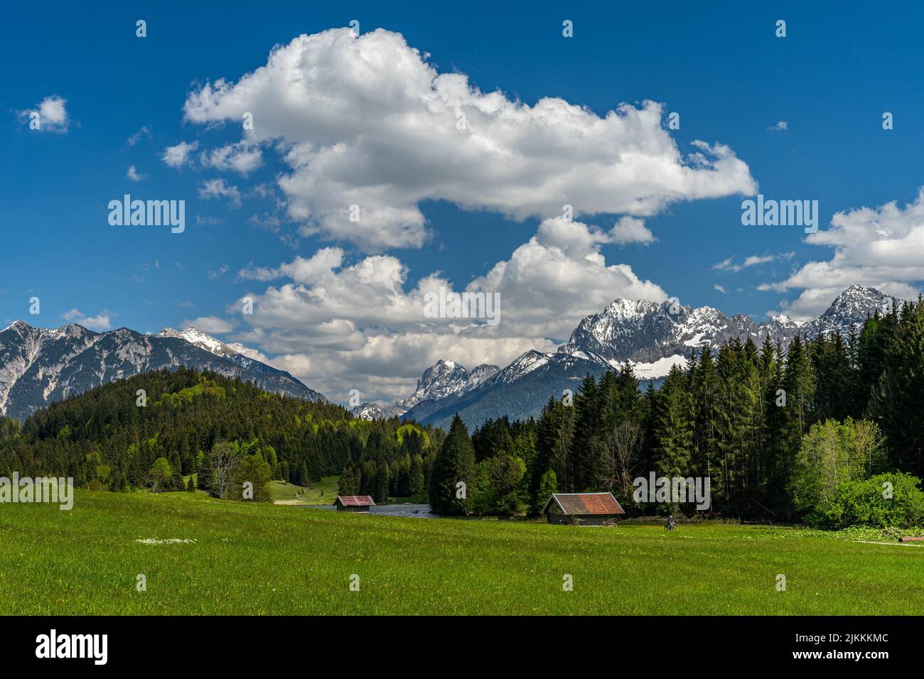 Bergsee Geroldsee Wagenbrüchsee, im Hintergrund mit Blick auf die Berge ...