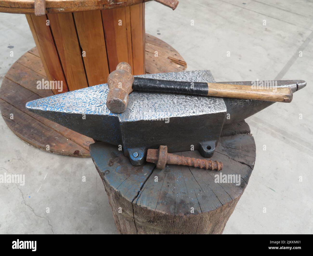 Tree stump anvil hi-res stock photography and images - Alamy