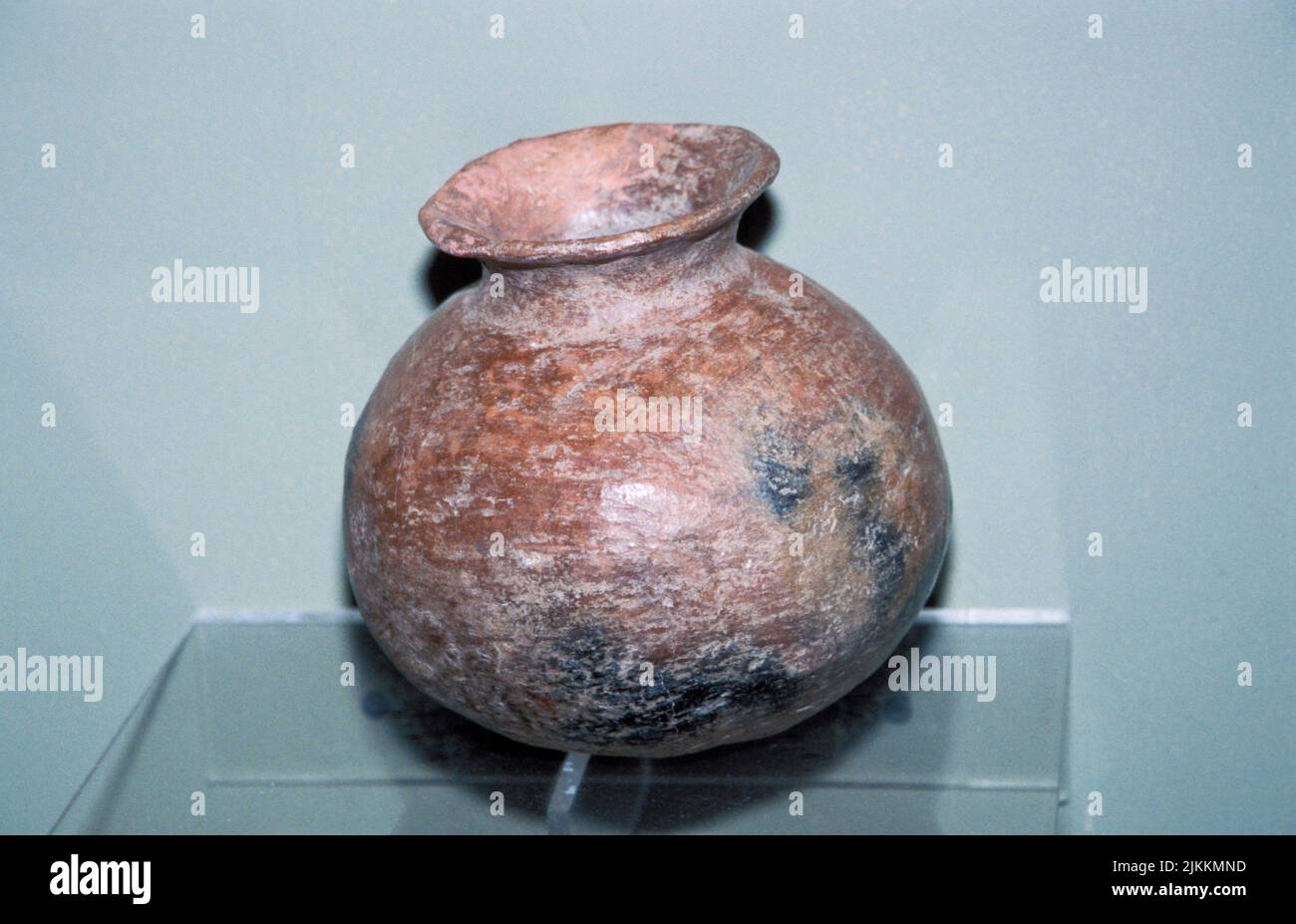 Mojave traditional clay pottery vessel Stock Photo - Alamy
