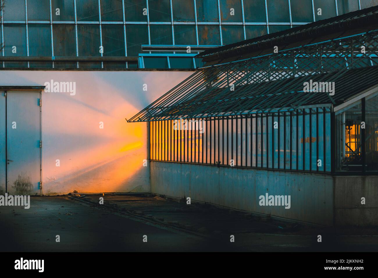 Sunset shining on wall hi-res stock photography and images - Alamy