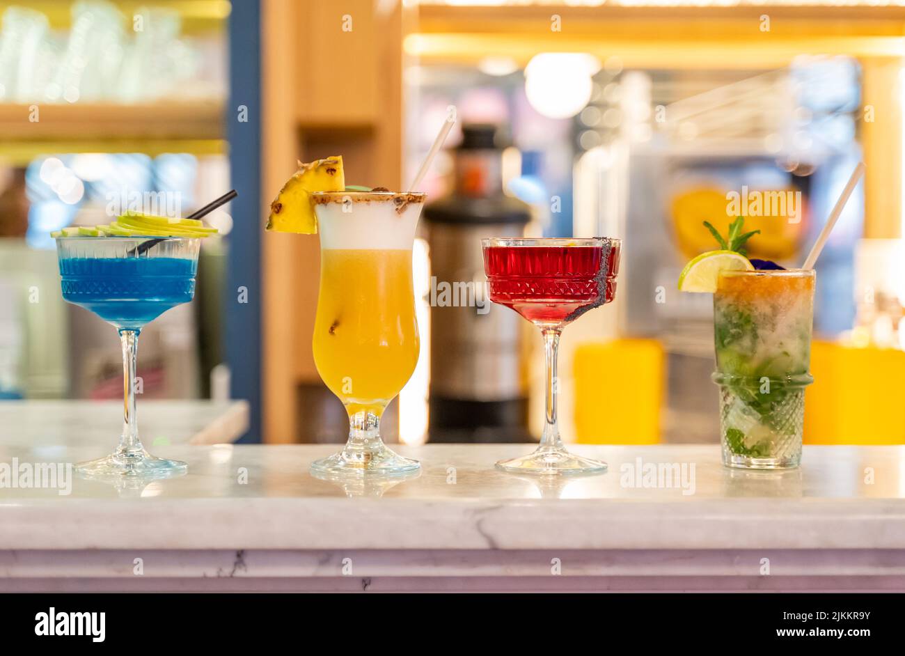 Cocktails row hi-res stock photography and images - Alamy
