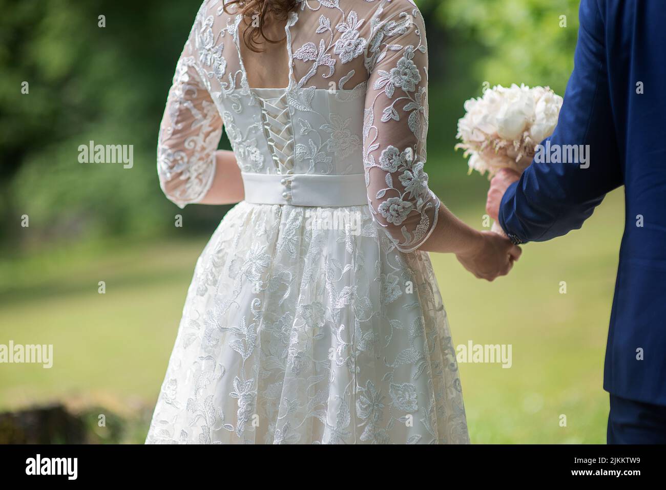 Wedding bride and groom rear view hi-res stock photography and images ...