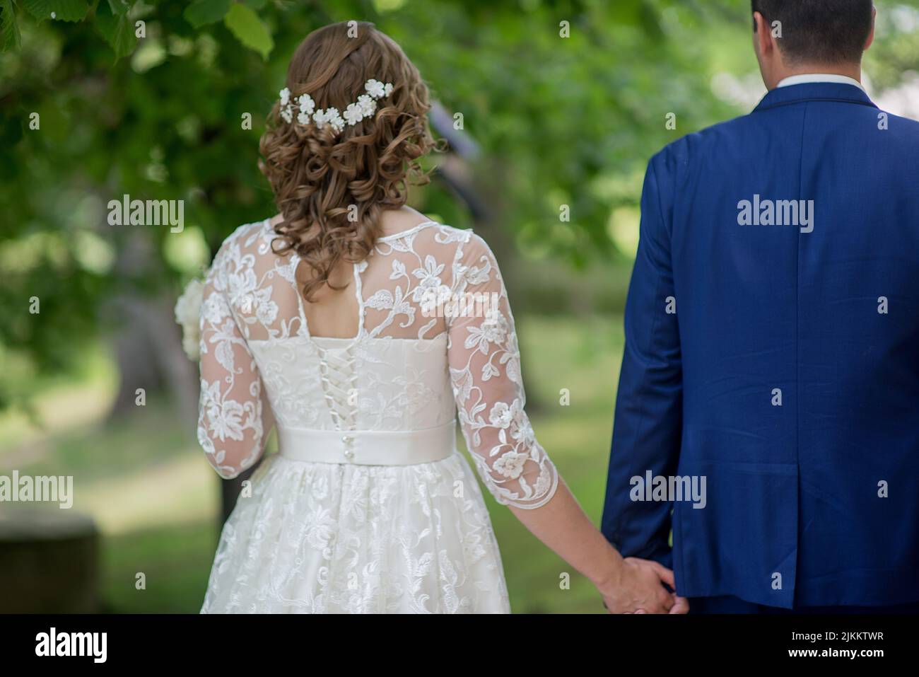 Wedding bride and groom rear view hi-res stock photography and images ...