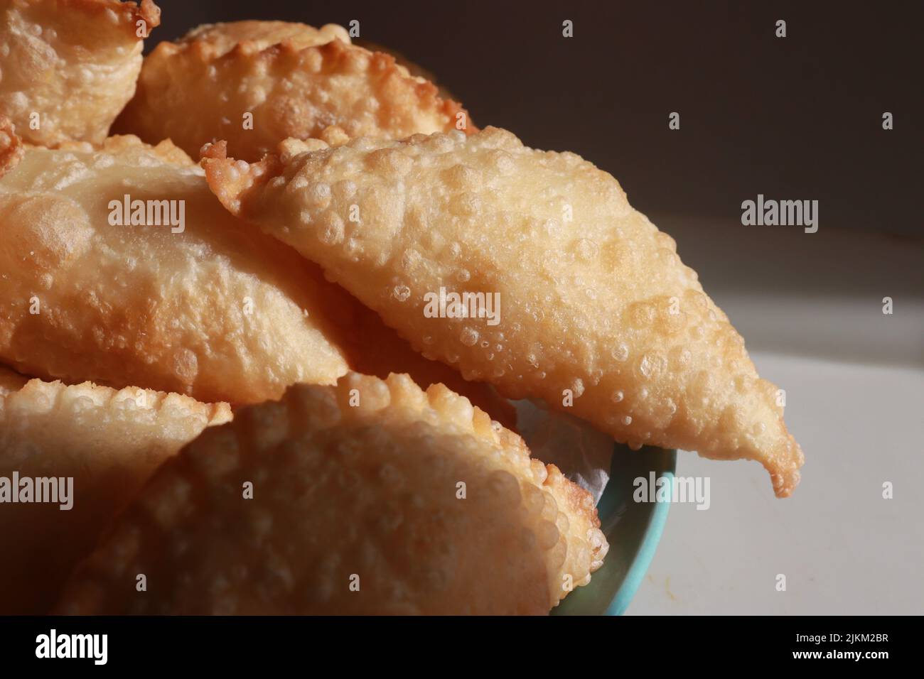 Puff samosa hi-res stock photography and images - Alamy