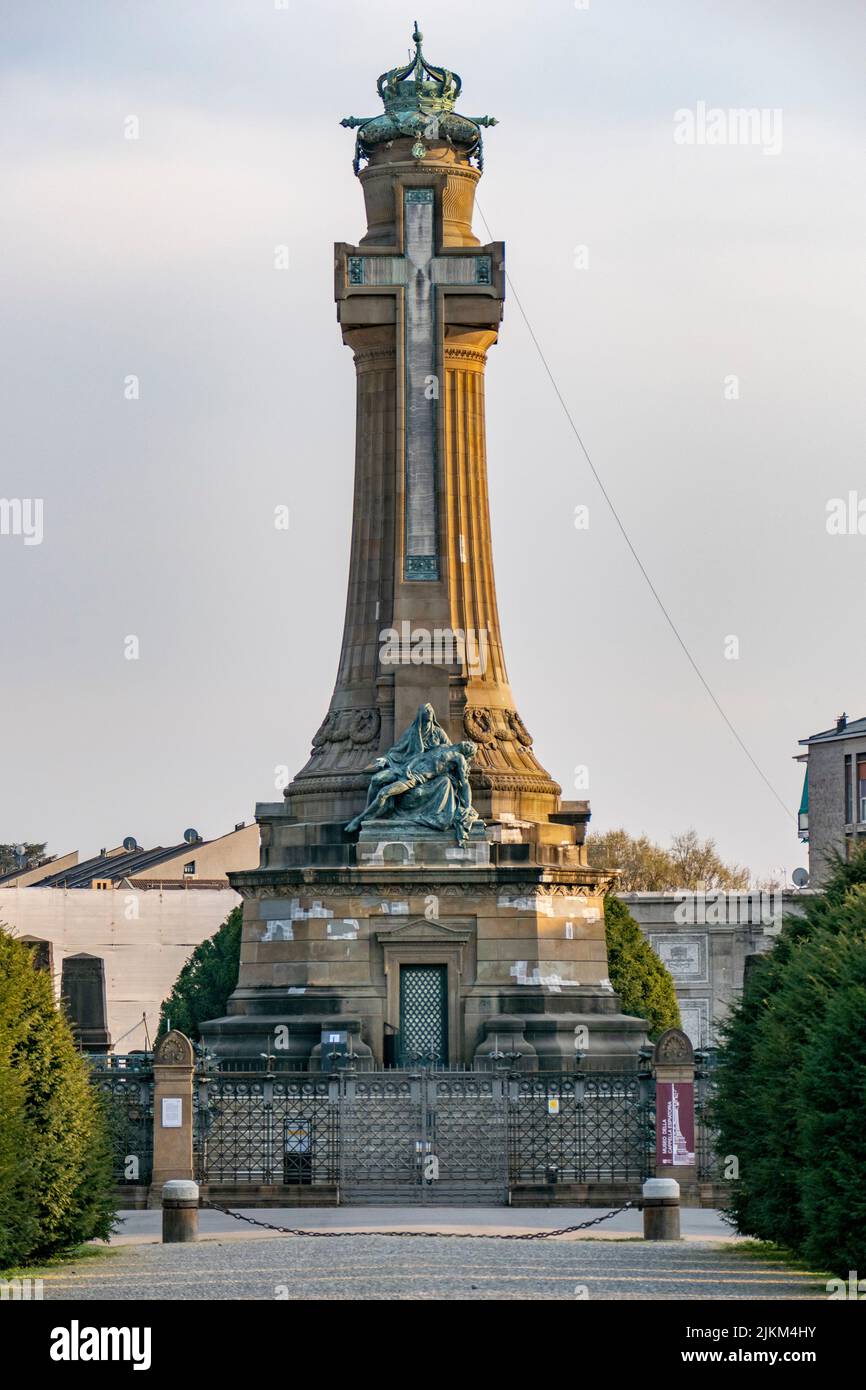 Vertical sculptures hi-res stock photography and images - Alamy