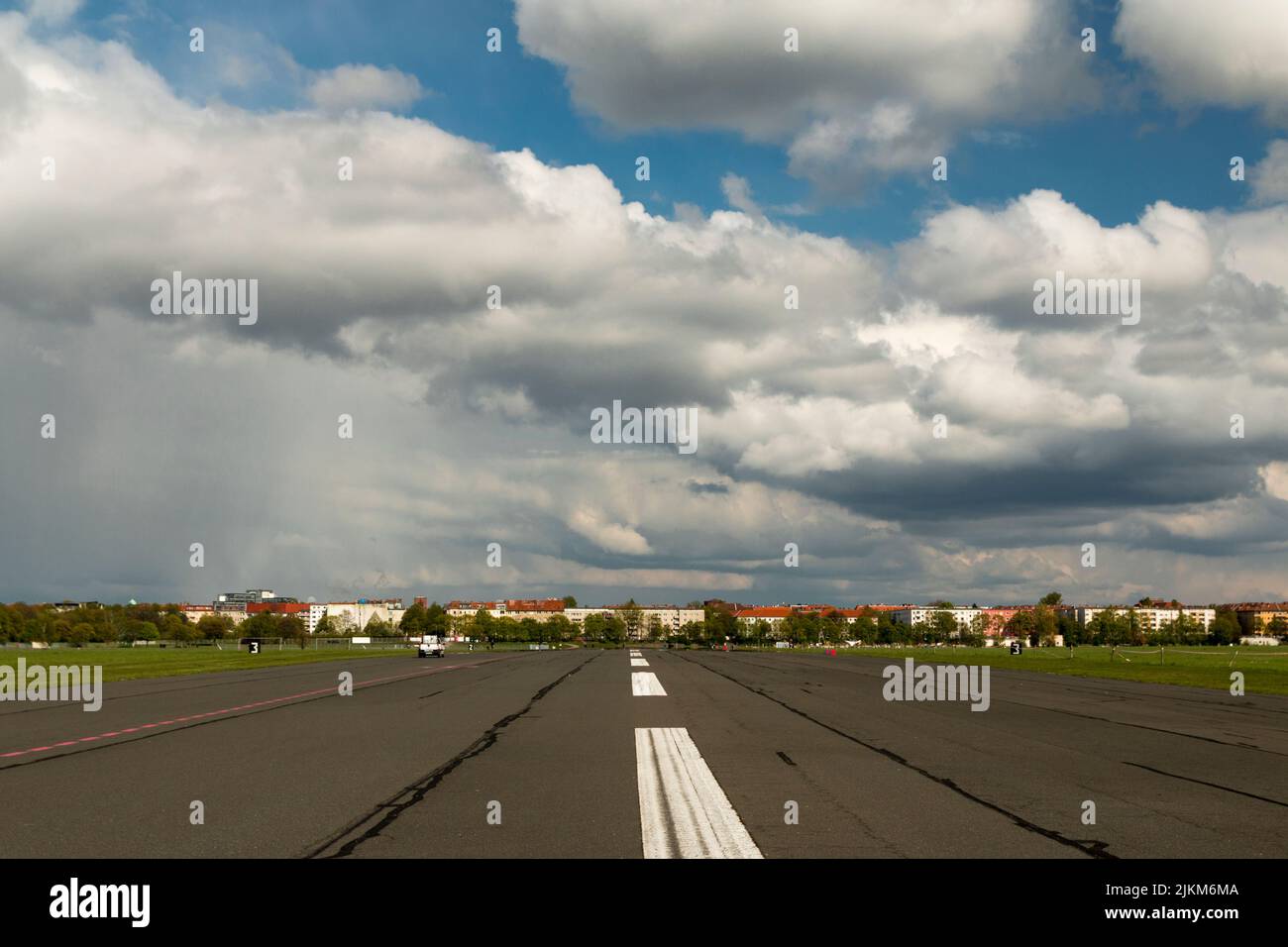 Airfield buildings hi-res stock photography and images - Alamy