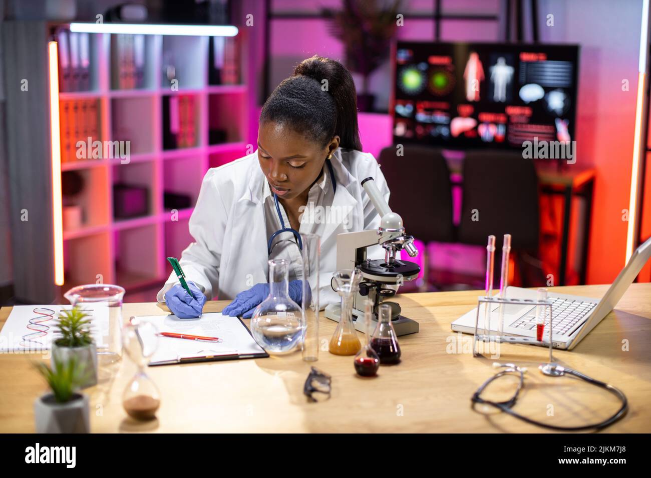 African american scientist hi-res stock photography and images - Alamy