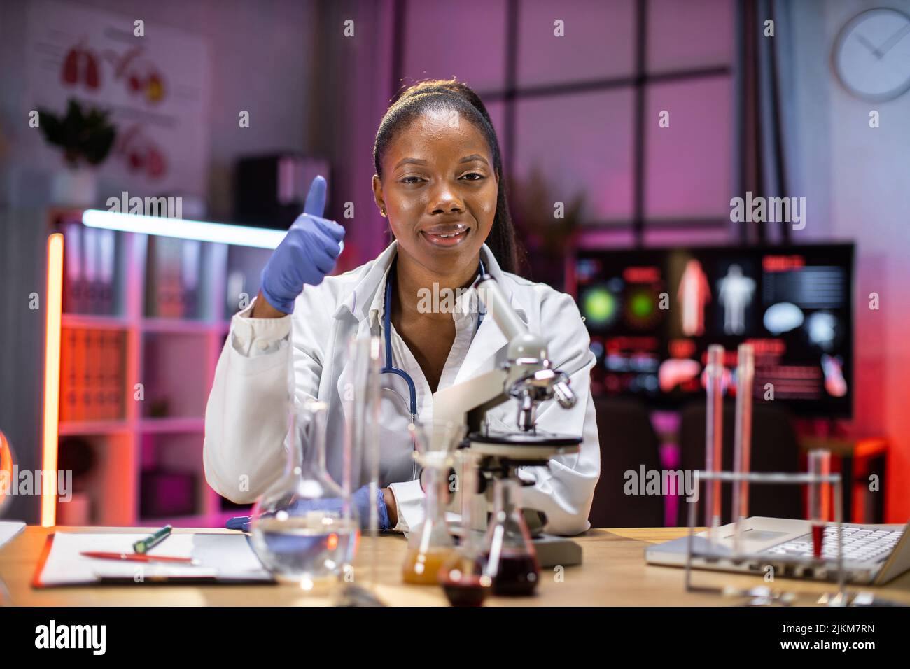 African female scientist hi-res stock photography and images - Alamy