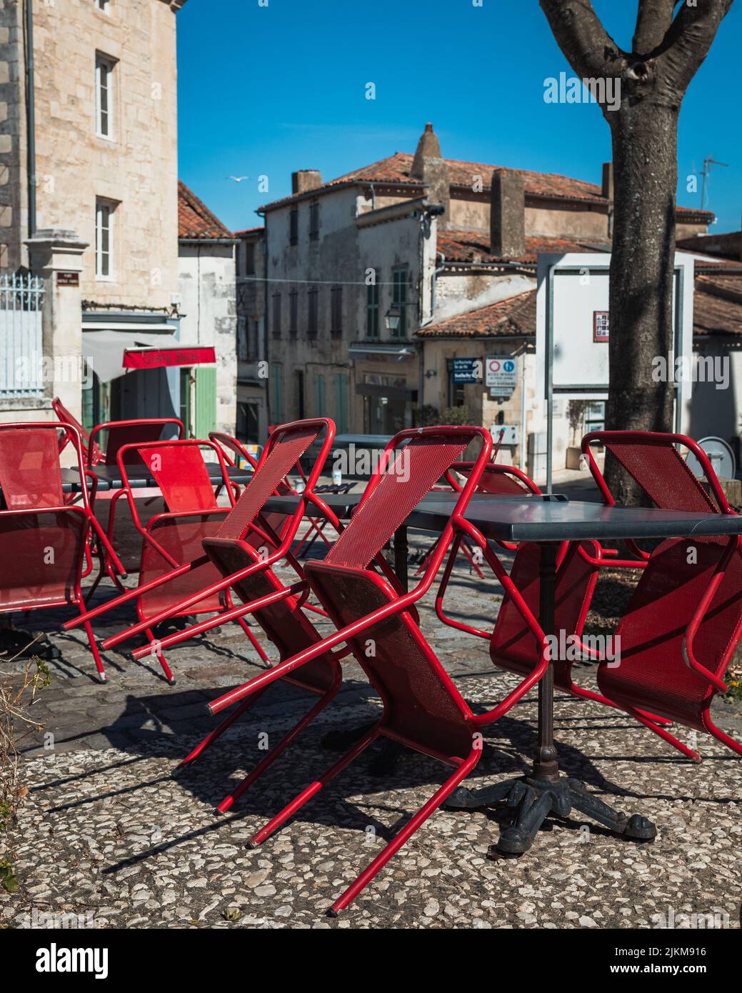 Bunch of chairs hi-res stock photography and images - Alamy