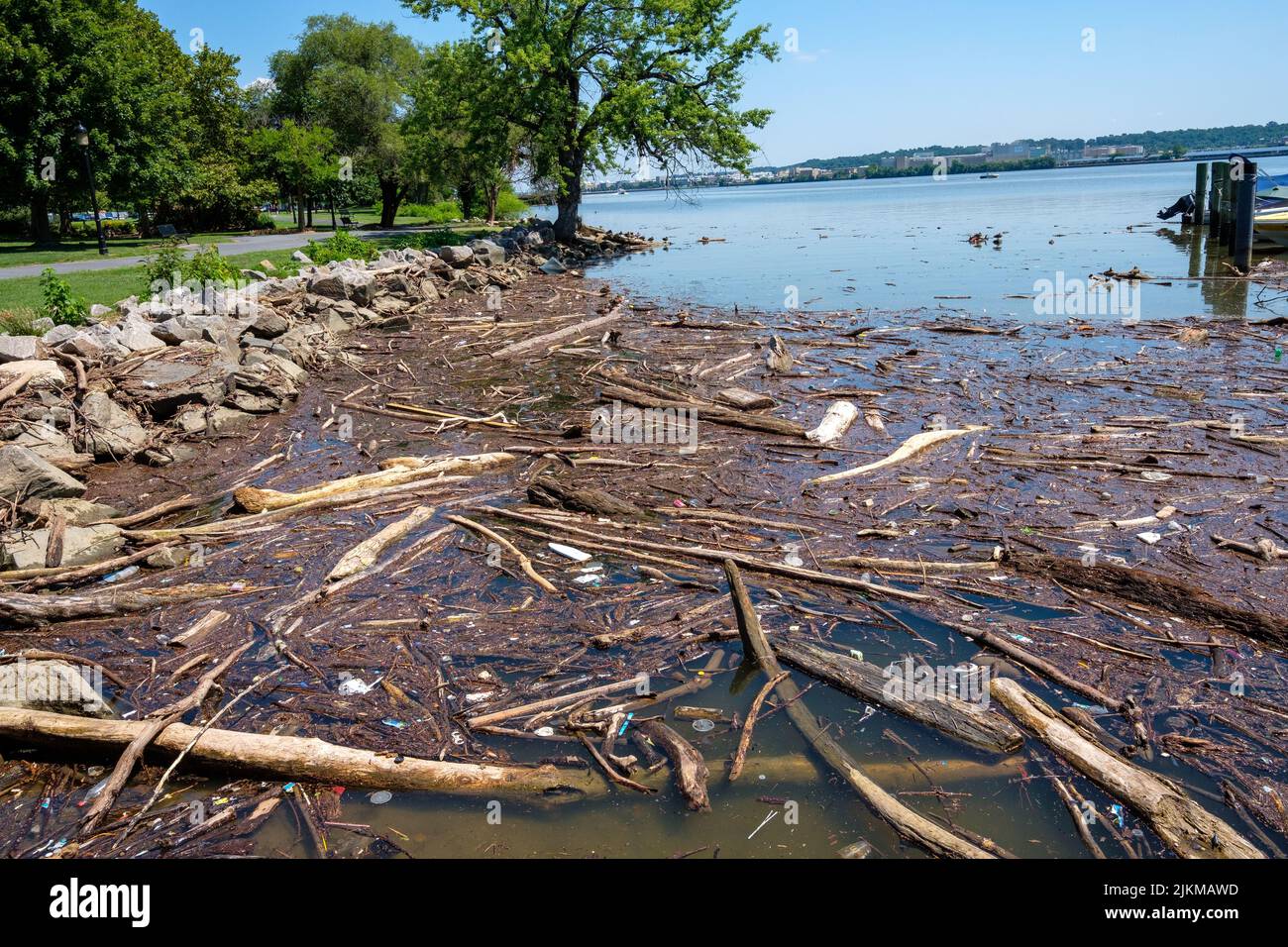 Rubbish trash garbage river hi-res stock photography and images - Alamy