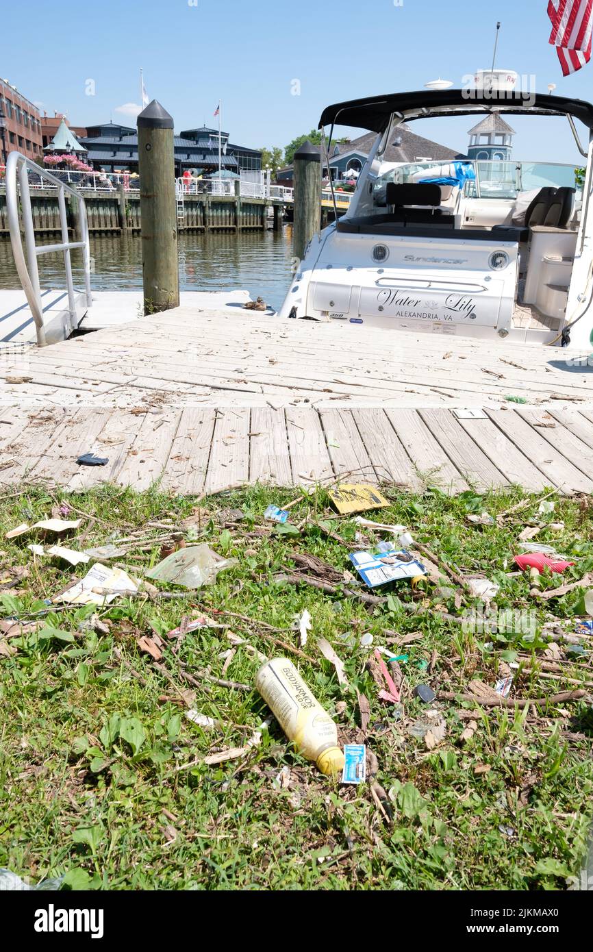 Rubbish trash garbage river hi-res stock photography and images - Alamy