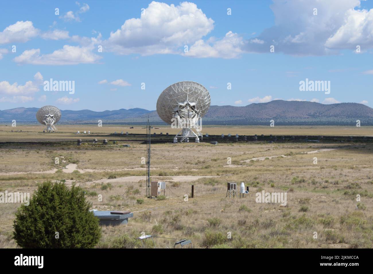 A view of the large array of radio telescopes in the field near Socorro ...