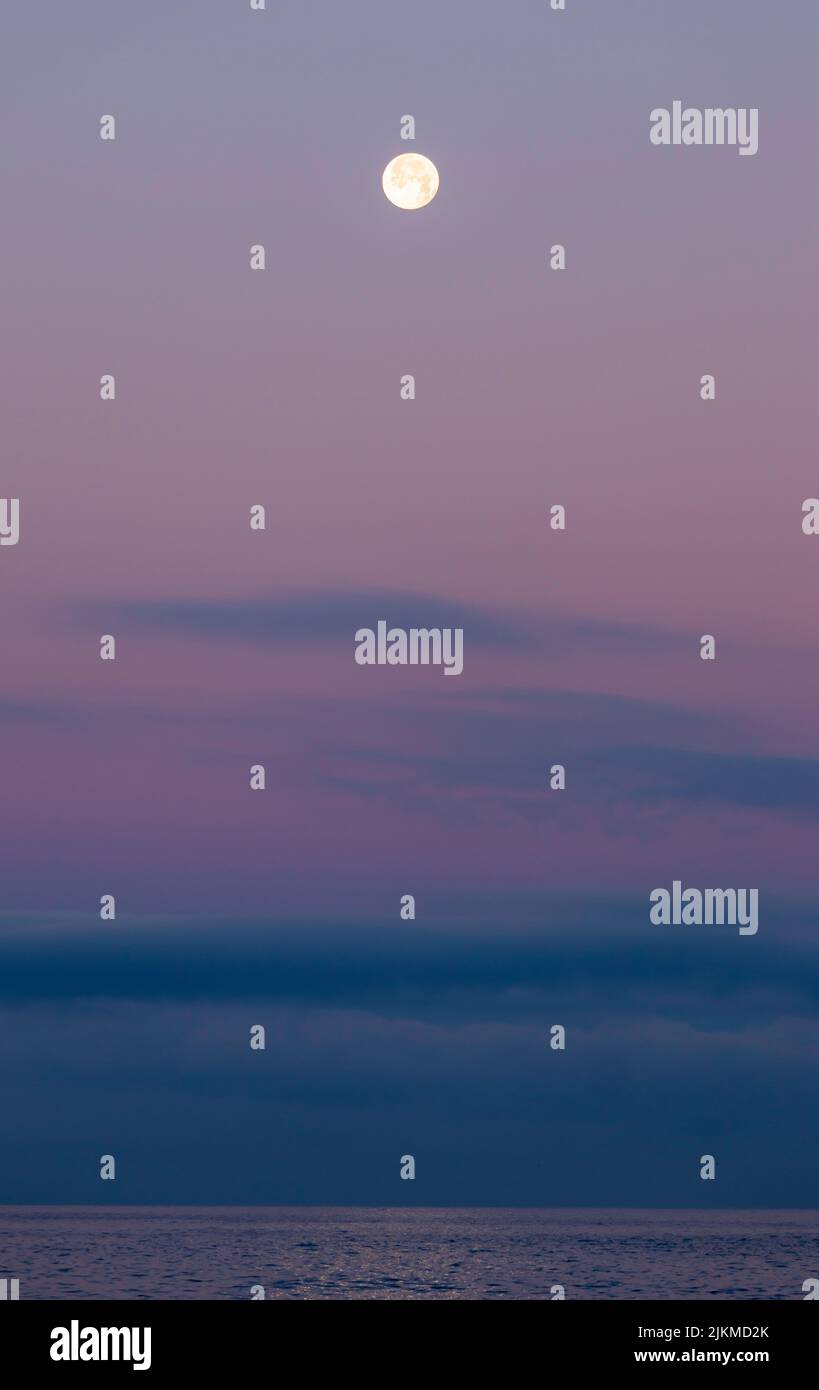 Moon over ocean hi-res stock photography and images - Alamy