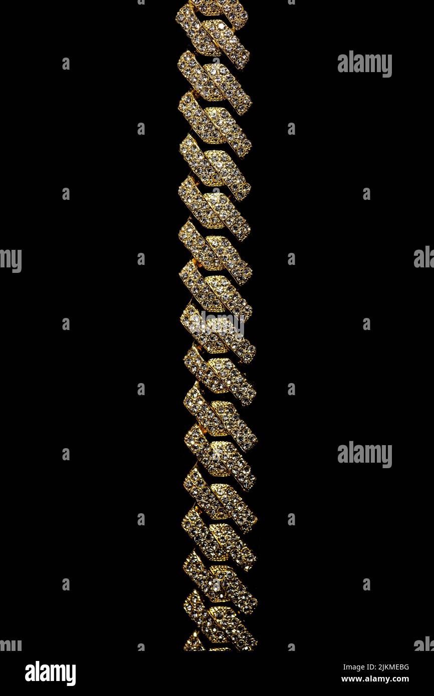 Gold chain detail hi-res stock photography and images - Alamy