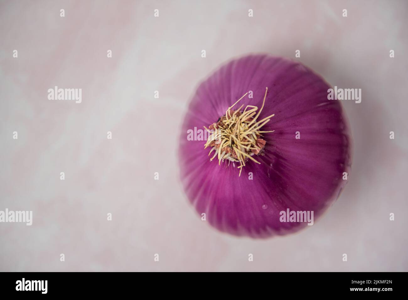 Top view of onion slices on pink background Stock Photo - Alamy
