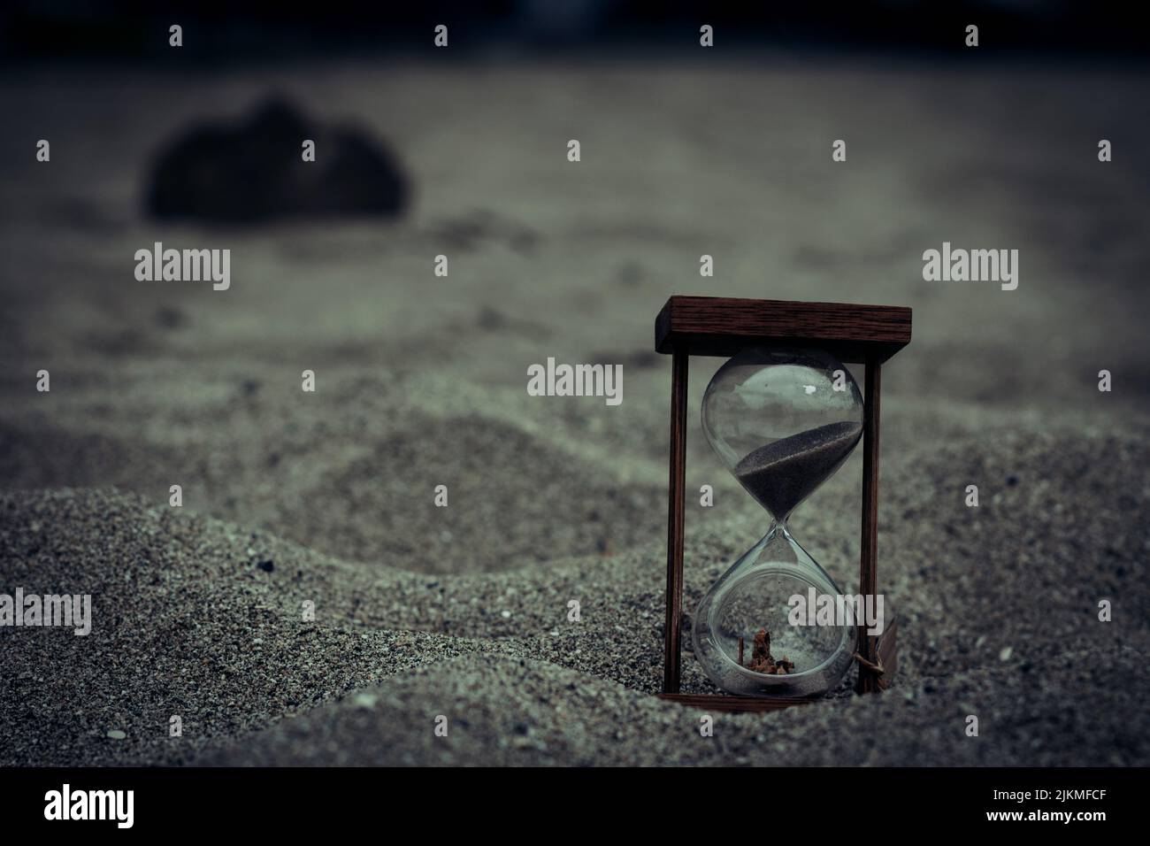 Hourglass clock on sand beach hi-res stock photography and images - Alamy