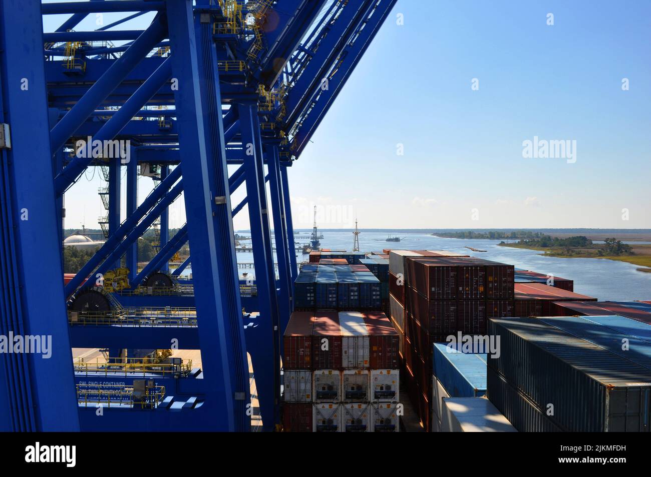 China shipping containers shanghai hi-res stock photography and images ...