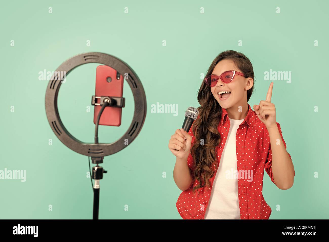 Child singer hi-res stock photography and images - Alamy