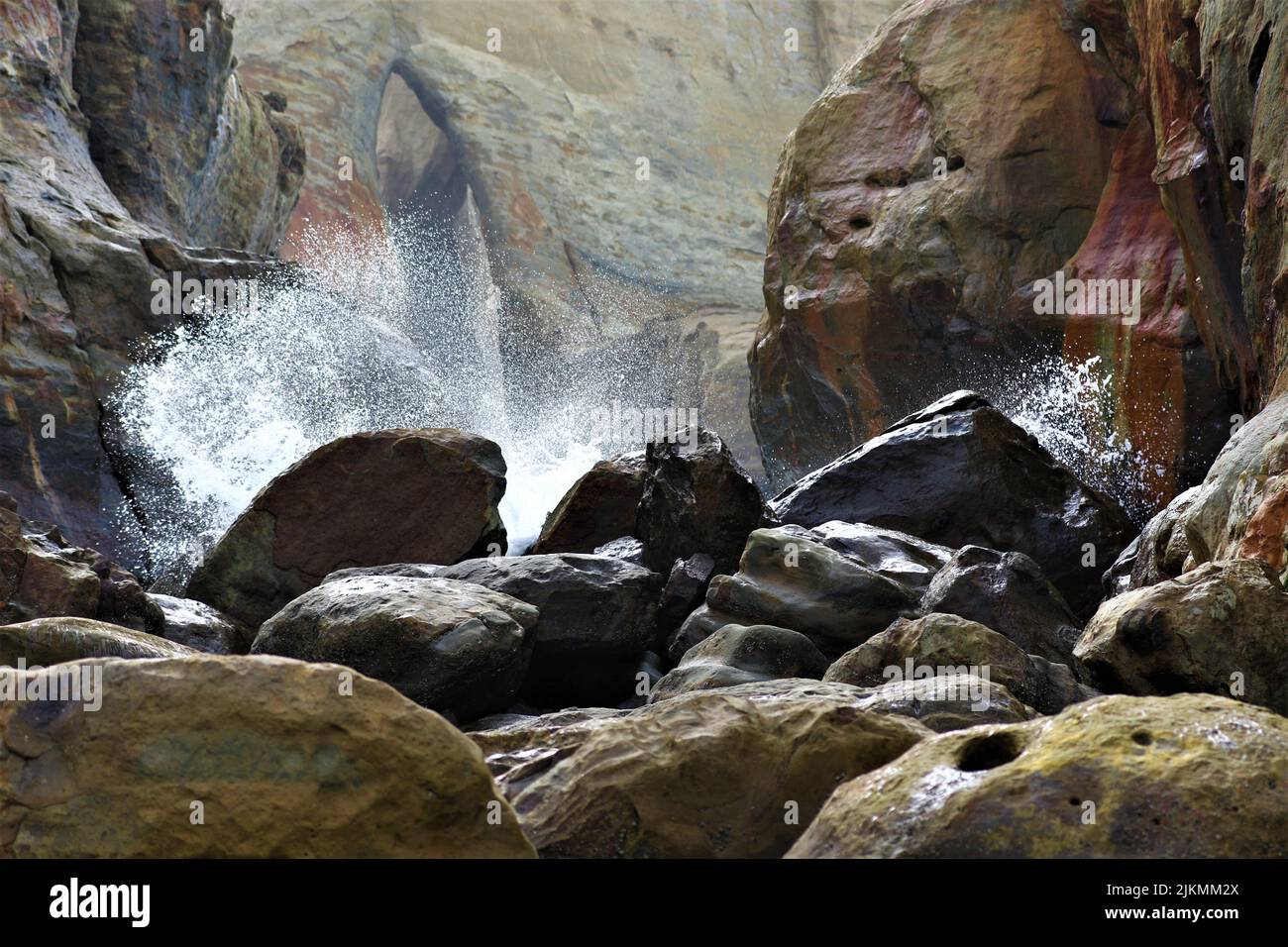Wet boulders hi-res stock photography and images - Alamy