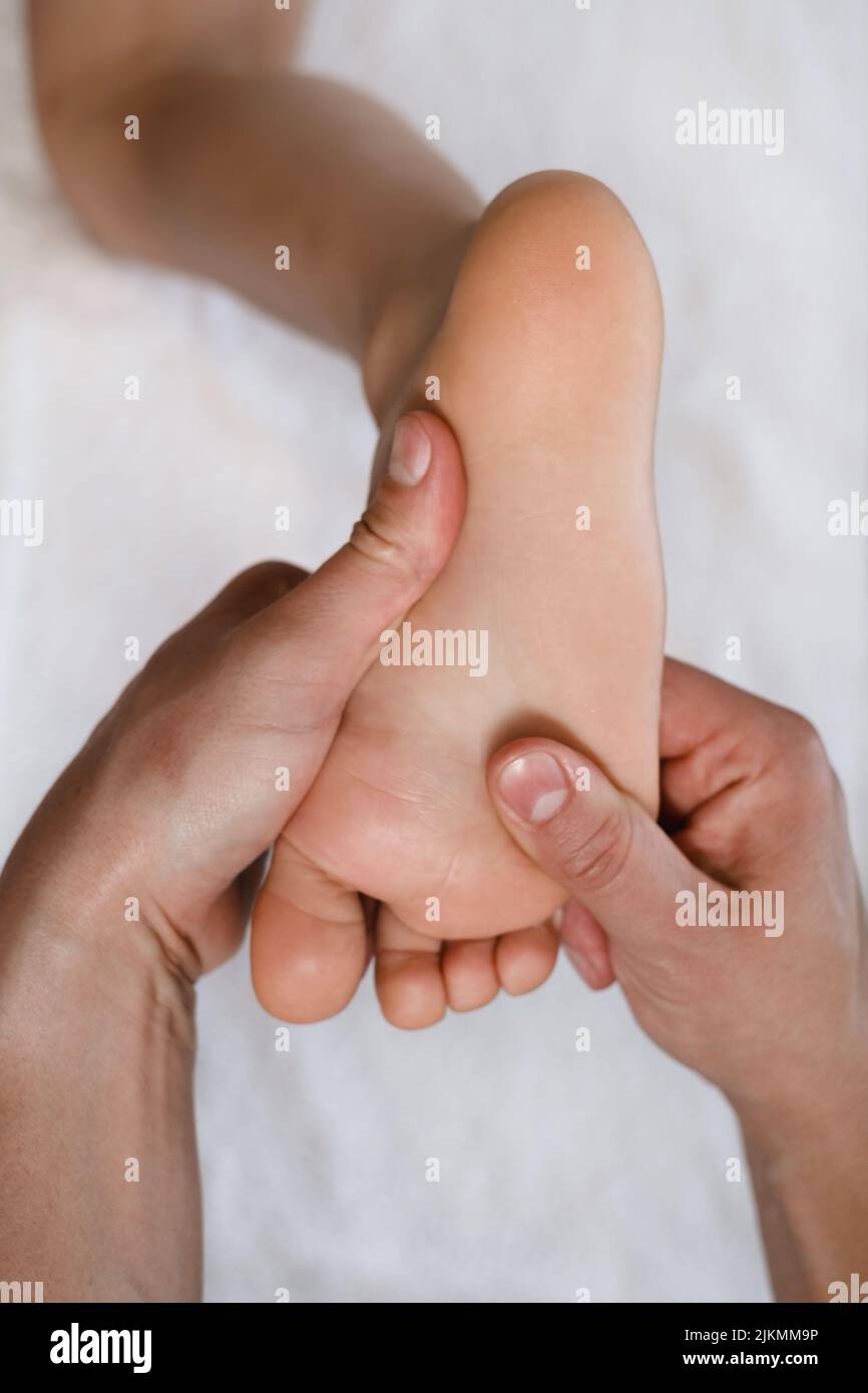 osteopathic pediatrician. Examination and correction of the legs ...