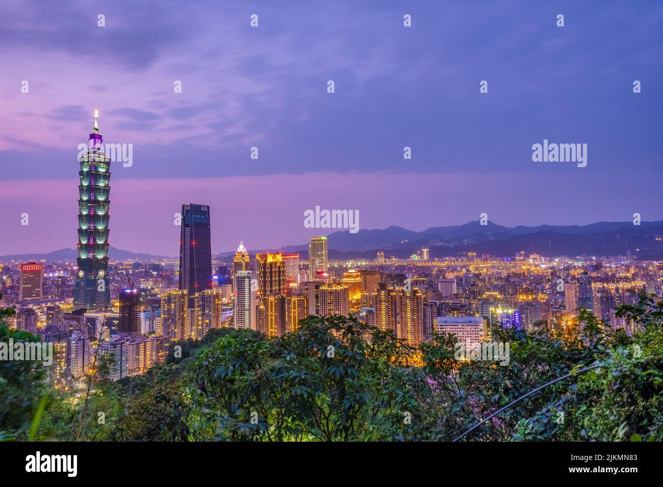 The beautiful cityscape of Taipei with Taipei 101 in the evening ...