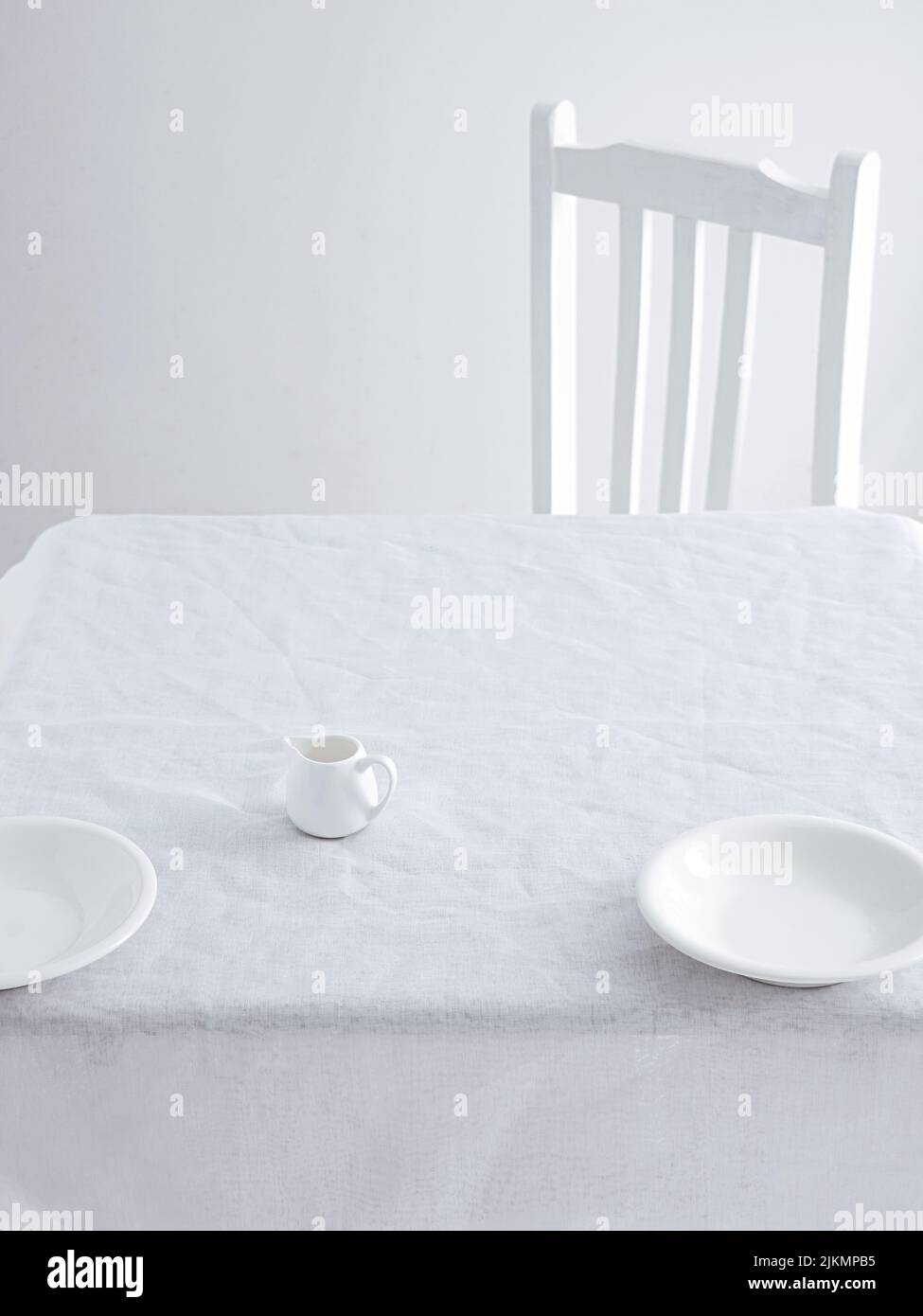 Simple plates hi-res stock photography and images - Alamy