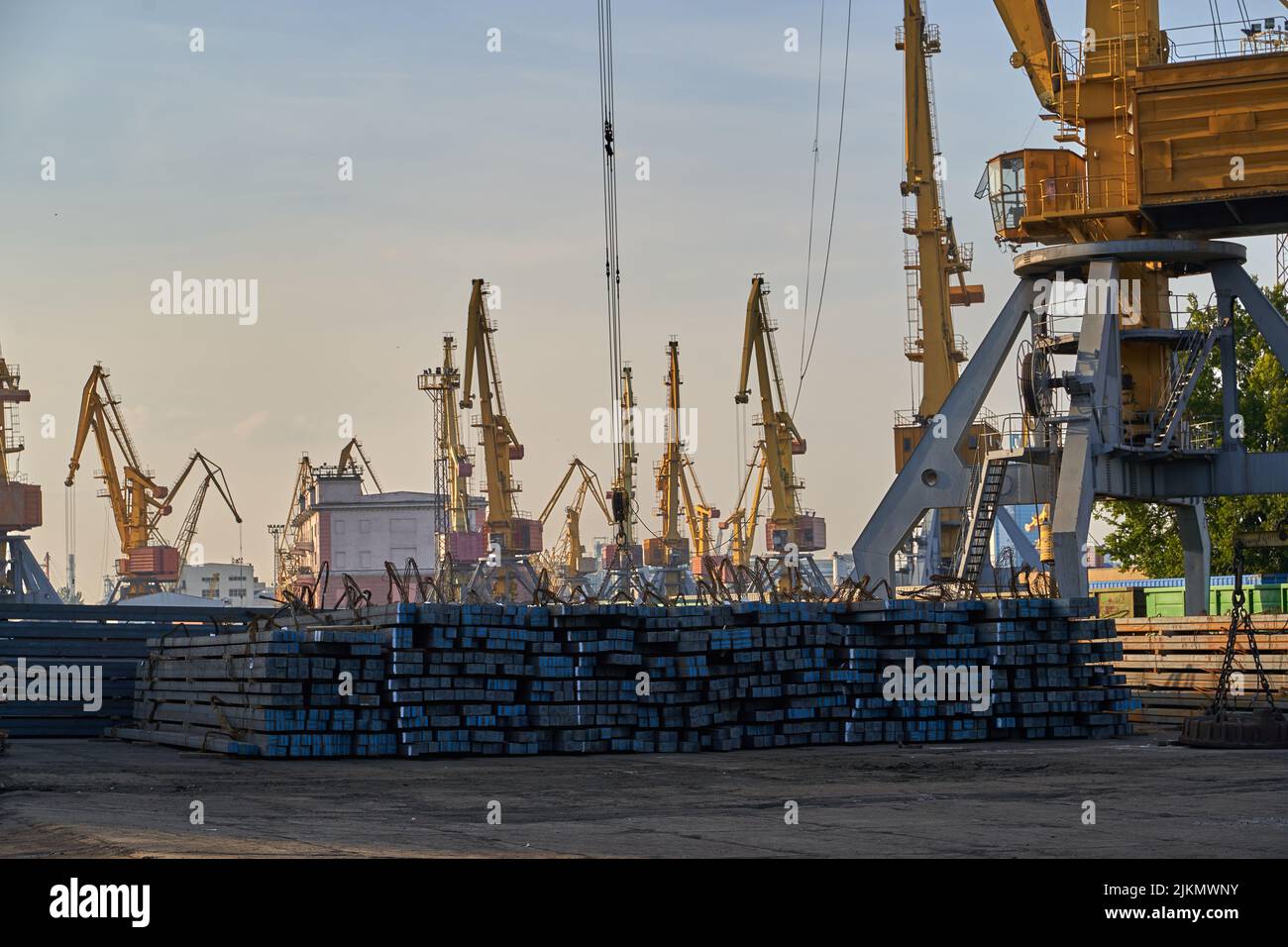 Cargo hatch covers hi-res stock photography and images - Alamy