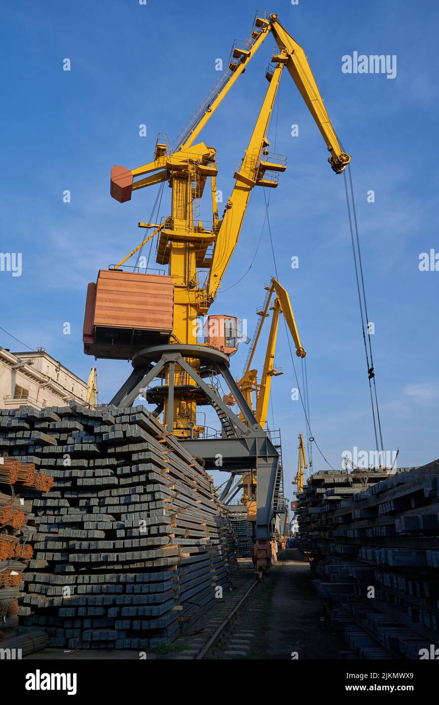 Cargo hatch covers hi-res stock photography and images - Alamy