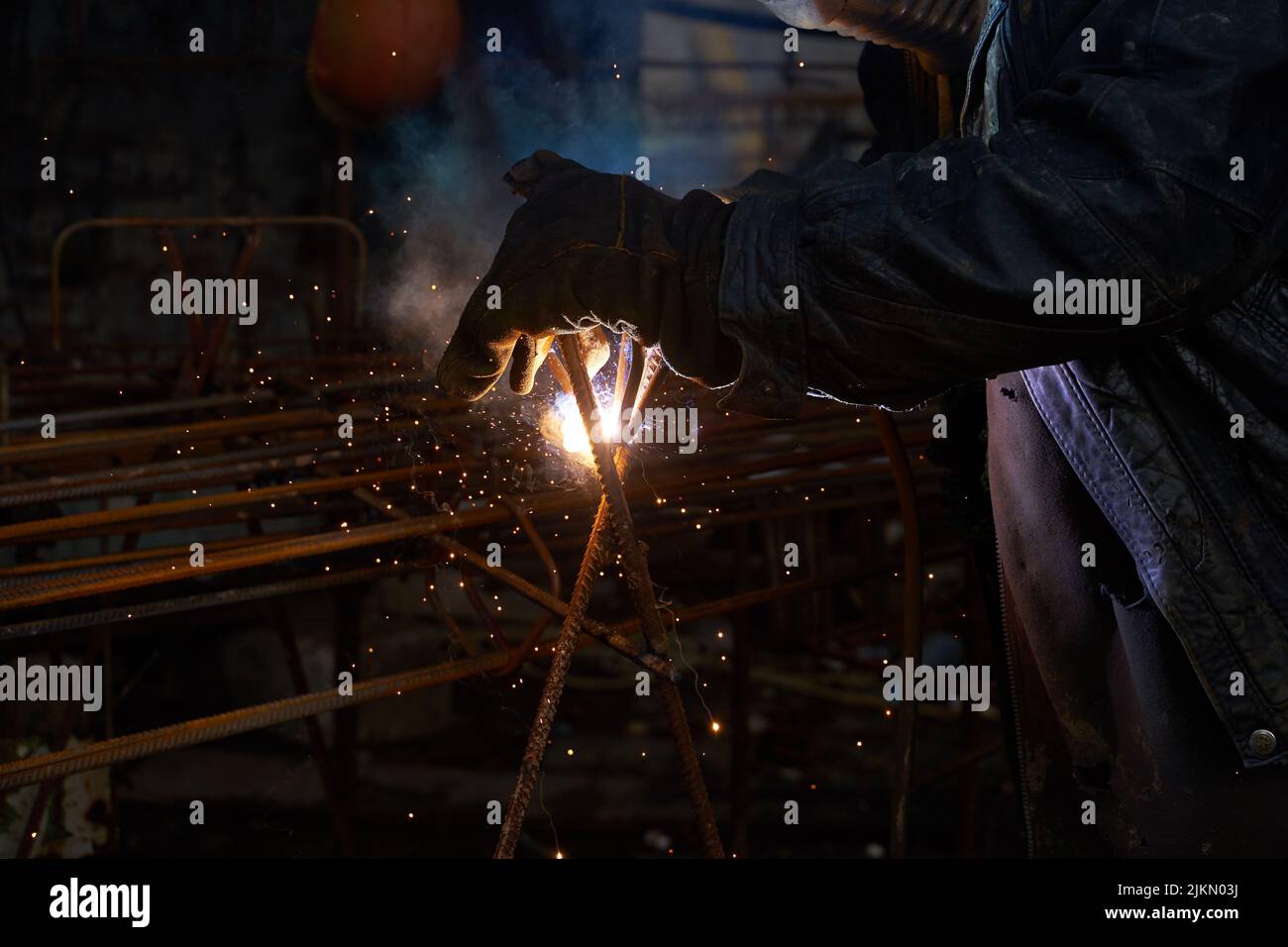 Welder welding metal hi-res stock photography and images - Alamy