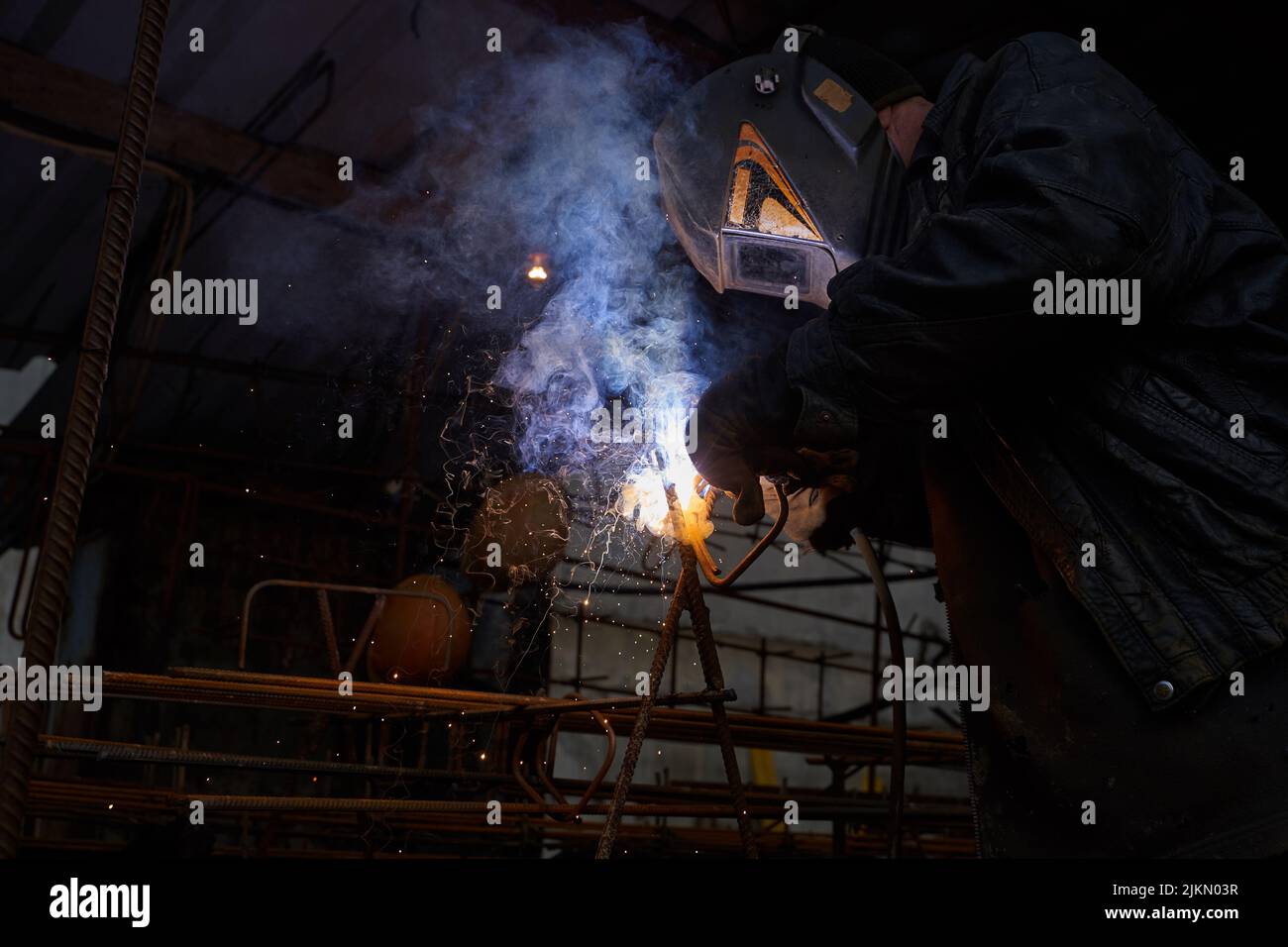 Welder welding metal hi-res stock photography and images - Alamy