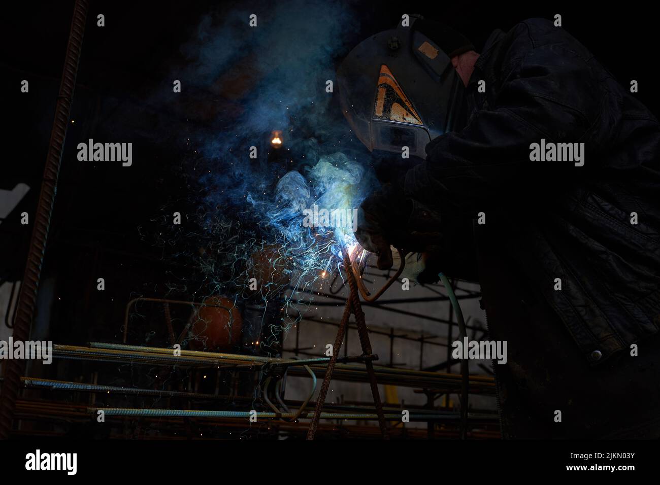 Welder welding metal hi-res stock photography and images - Alamy