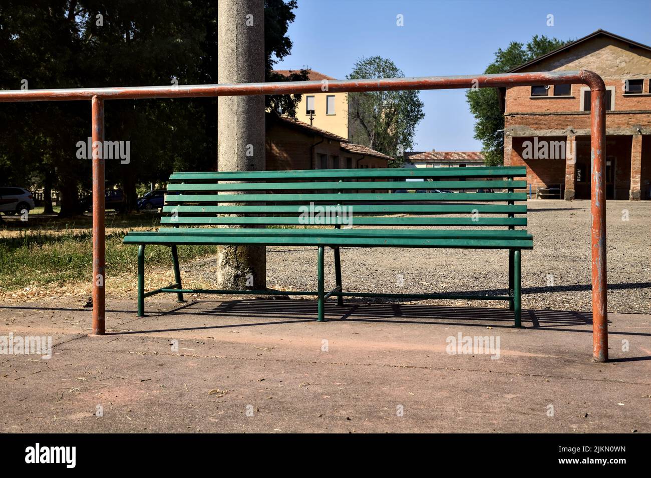 Empty bench basketball court hi-res stock photography and images - Alamy