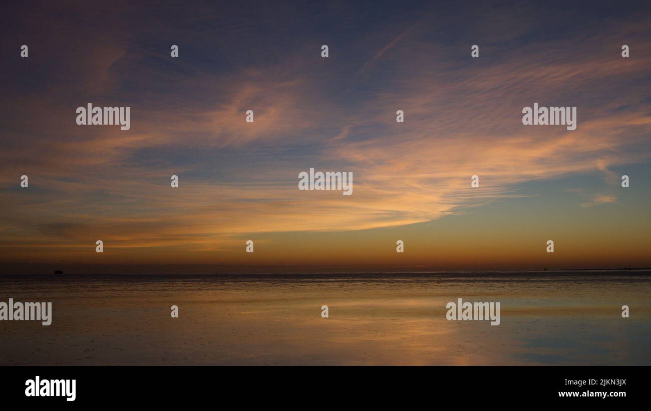 Sunset view over ocean colorful hi-res stock photography and images - Alamy