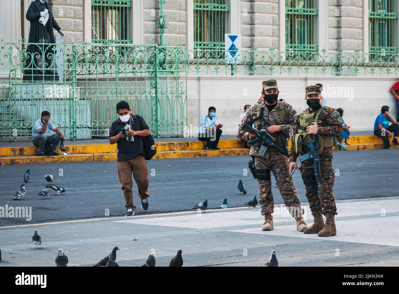 Salvadoran Army commandos in front of the National Palace in El ...