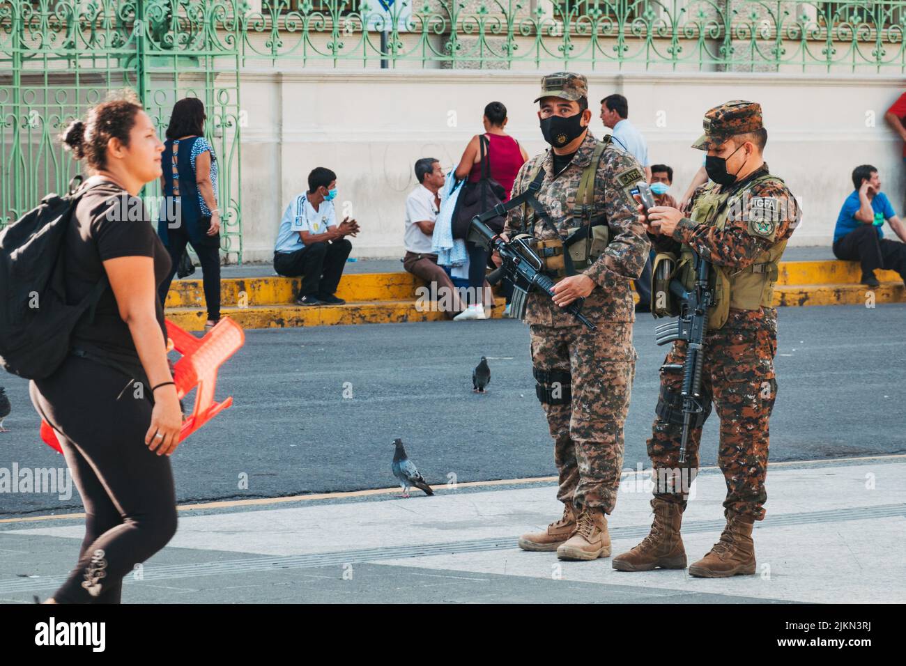 Salvadoran Army commandos in front of the National Palace in El ...