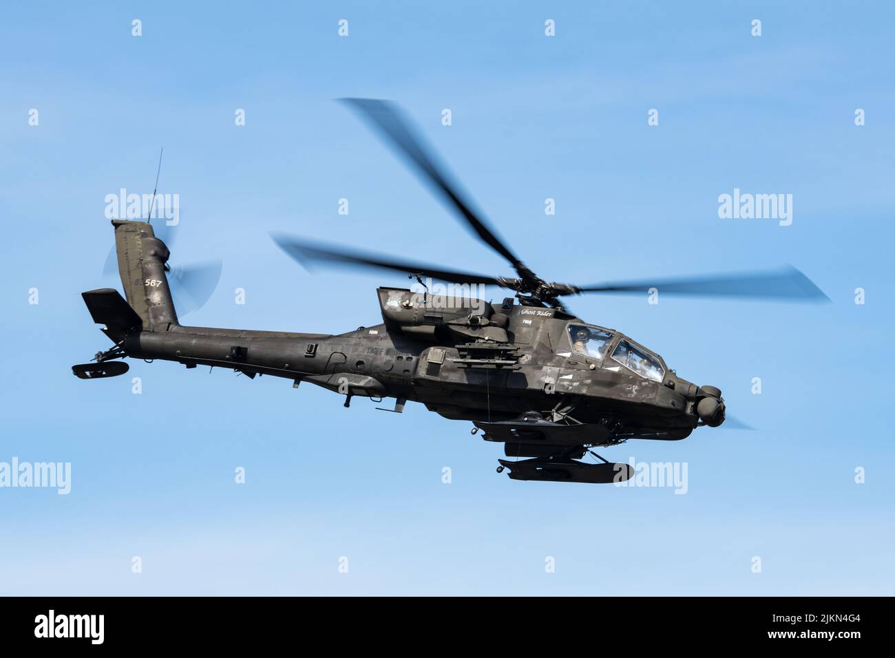 A U.S. Army AH-64 Apache attack helicopter assigned to the 1st ...
