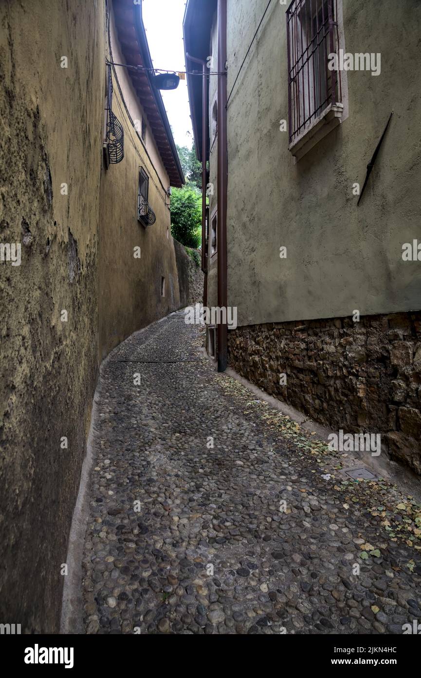 Very narrow cobbled alley in an italian town Stock Photo - Alamy