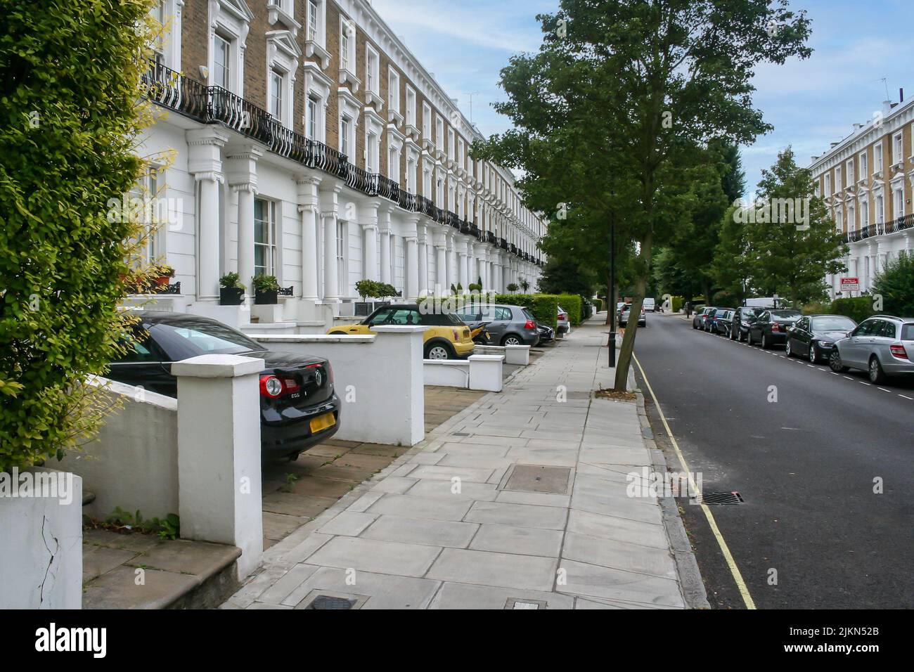 The street with buildings and parked cars, trees of Chelsea, London ...