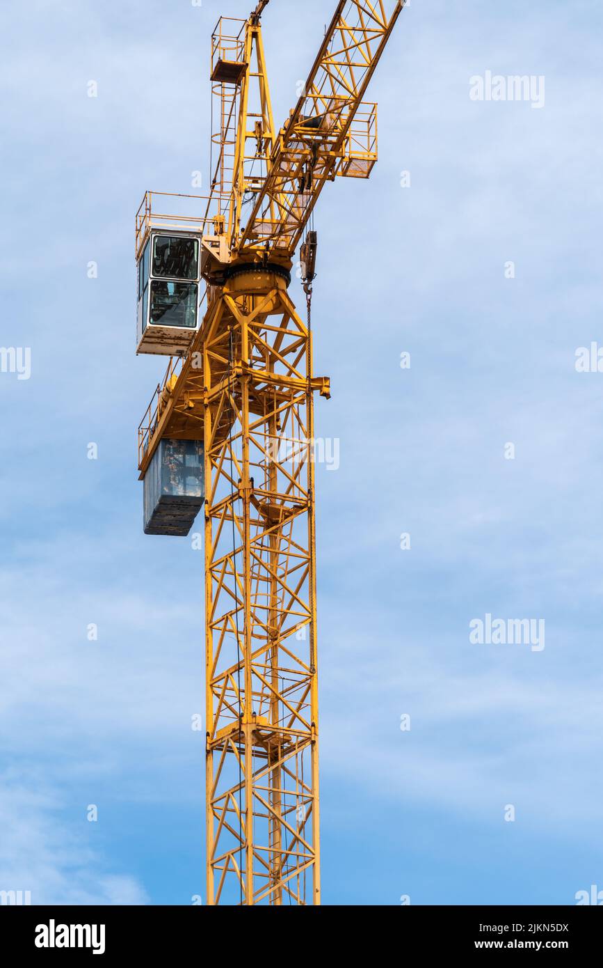 Lifting heavy loads hi-res stock photography and images - Alamy