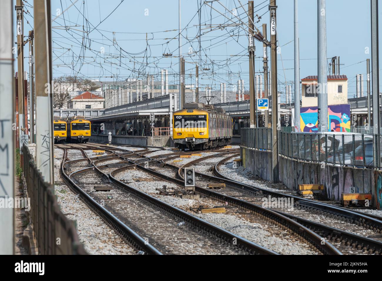Estacao de comboios urbanos do Cais do Sodre em lisboa Stock Photo - Alamy