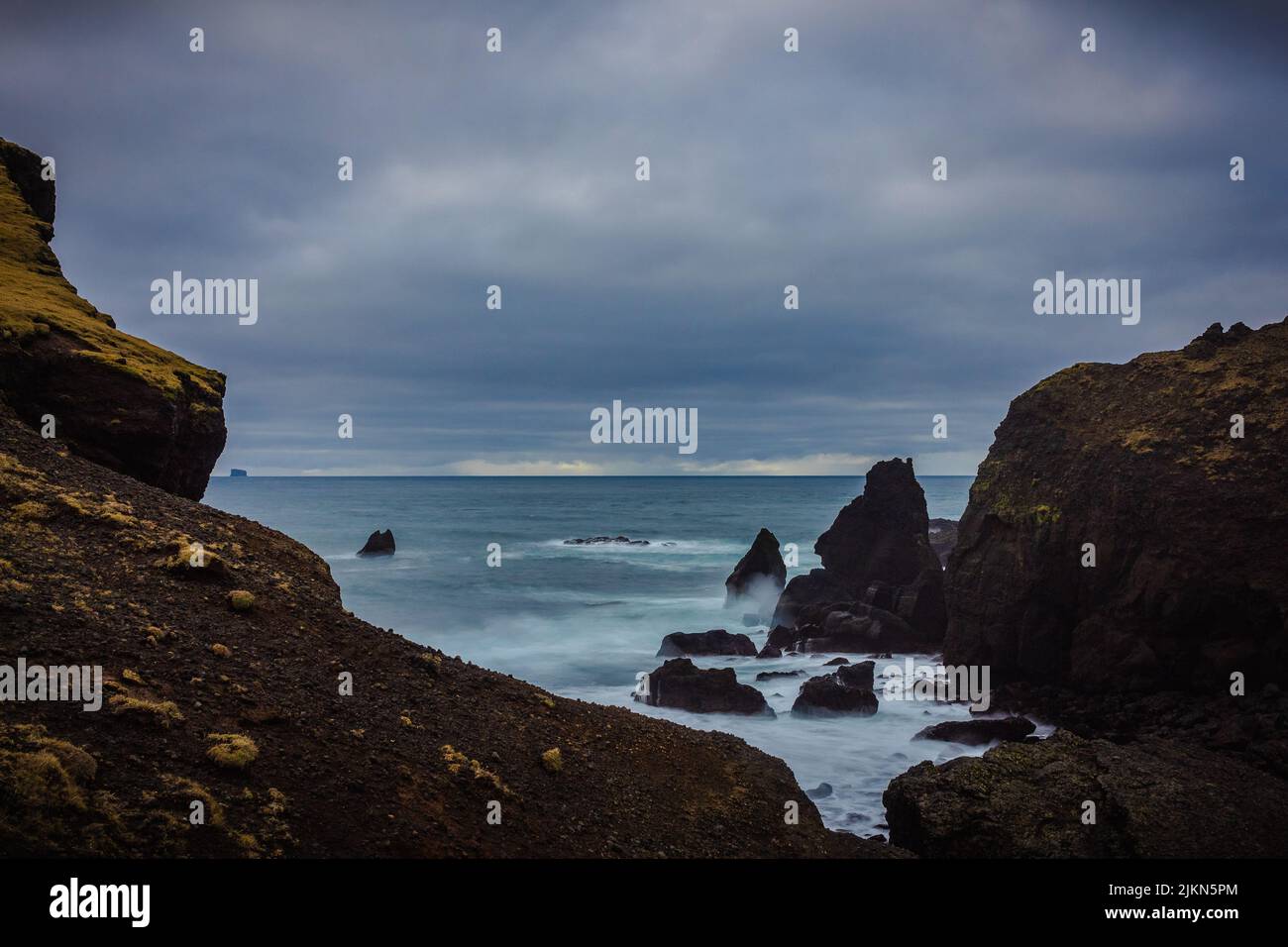 Iceland rocky beach hi-res stock photography and images - Alamy