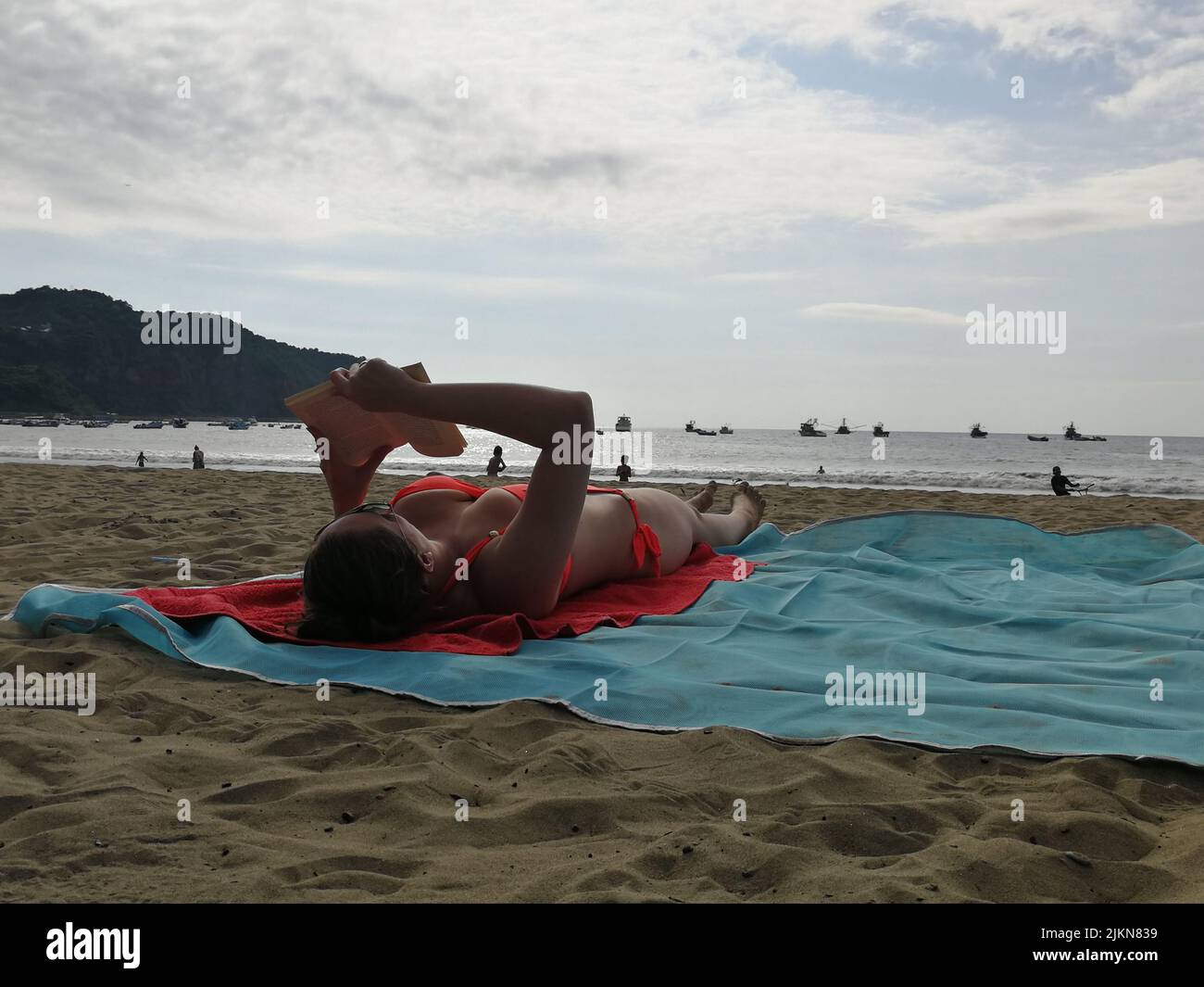 Book and reading by ocean hi-res stock photography and images - Alamy