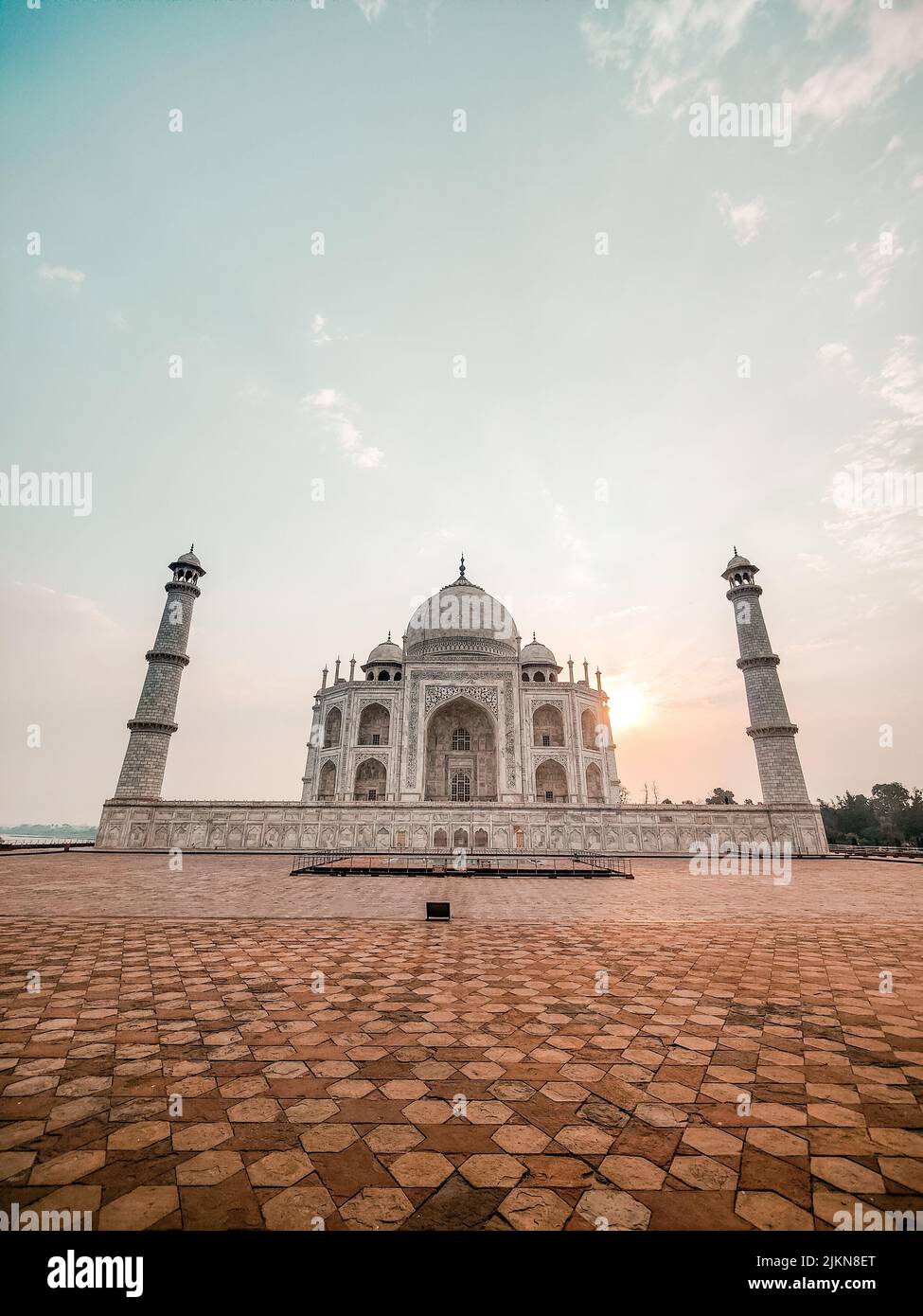 A low angle of a scenic view of the Taj Mahal Mausoleum at sunset, Agra ...