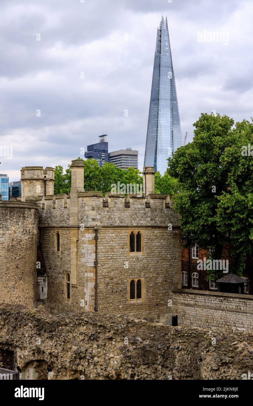 Vertical london tower hi-res stock photography and images - Alamy