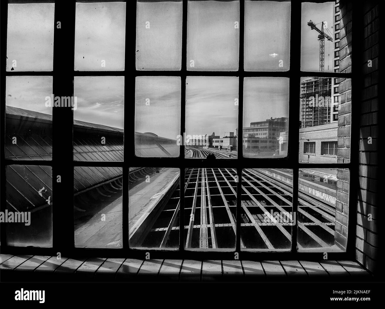 Gridded windows hi-res stock photography and images - Alamy